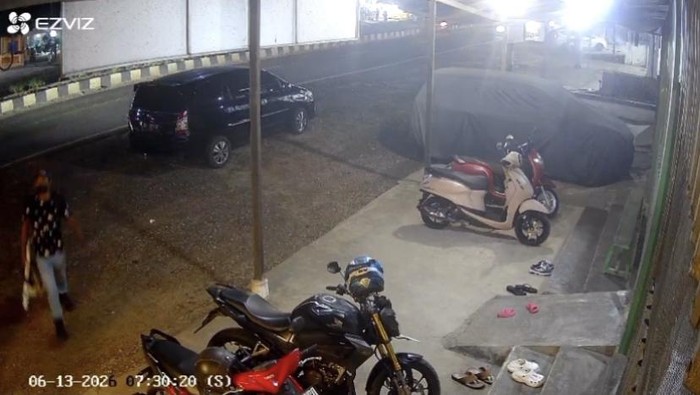 Detik-detik Pria Mau Bakar Mantan Istri di Angkringan Terekam CCTV