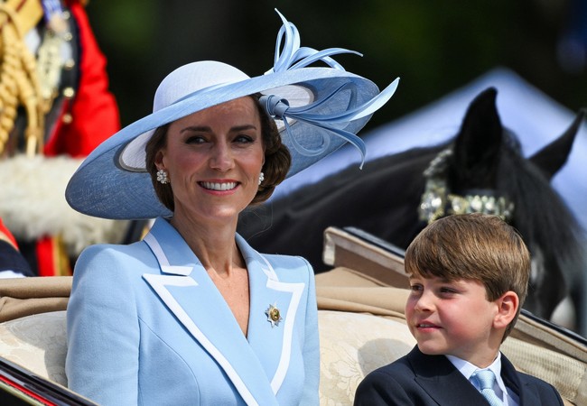 Foto: Kate Middleton Pakai Outfit Mirip Putri Diana di Trooping the ...