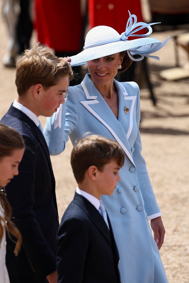 Foto: Kate Middleton Pakai Outfit Mirip Putri Diana di Trooping the ...