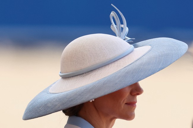 Foto: Kate Middleton Pakai Outfit Mirip Putri Diana di Trooping the ...