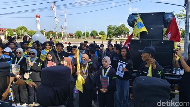 Massa Mahasiswa dan Masyarakat Kebumen Demo di Pendopo Kabumian