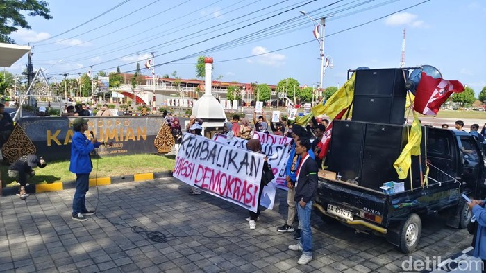 Massa Mahasiswa dan Masyarakat Kebumen Demo di Pendopo Kabumian