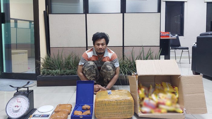Bareskrim Polri Gagalkan Paket Mi Instan Isi 5,2 Kg Ganja di Malang