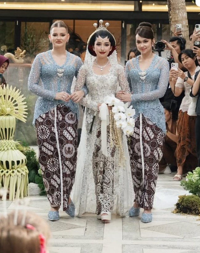 Baila Fauri-Rebecca Klopper Jadi Bridesmaid Jennifer Coppen, Anggun ...