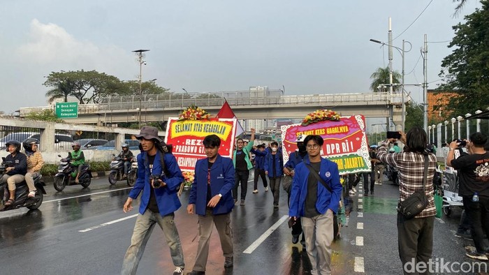 Demo Depan Gedung DPR, Massa Mahasiswa Bawa Karangan Bunga
