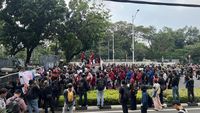 Long March dari Tugu Tani, Massa Mahasiswa Tiba di Sebelum Simpang ...