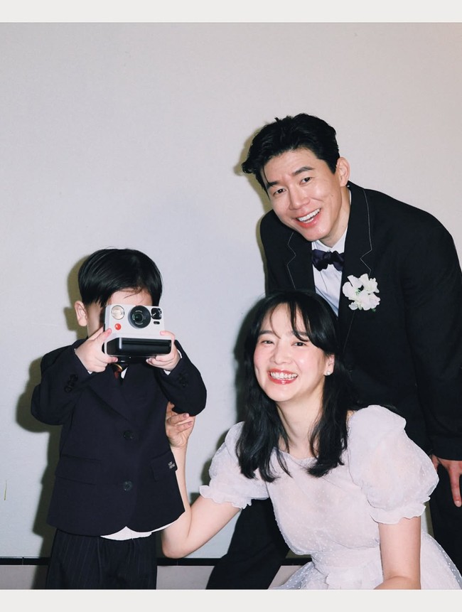 Family Man! Potret Kim Mu Yeol Bareng Istri dan Anaknya Bikin Fans Baper