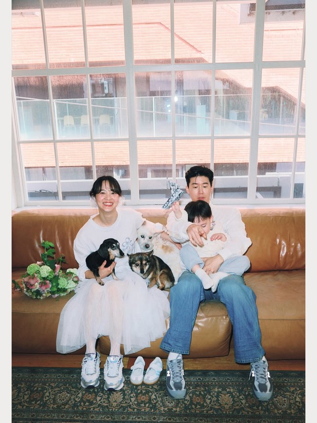 Family Man! Potret Kim Mu Yeol Bareng Istri dan Anaknya Bikin Fans Baper