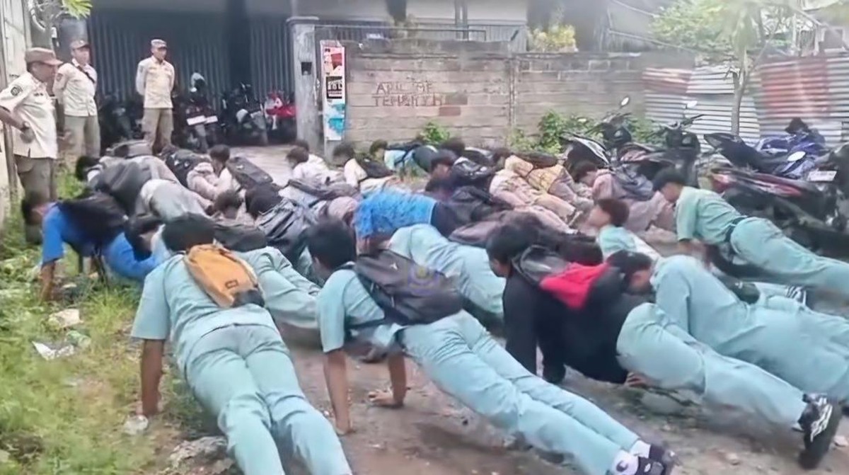Nongkrong Saat Jam Sekolah, Ratusan Pelajar Mataram Dihukum Push-up