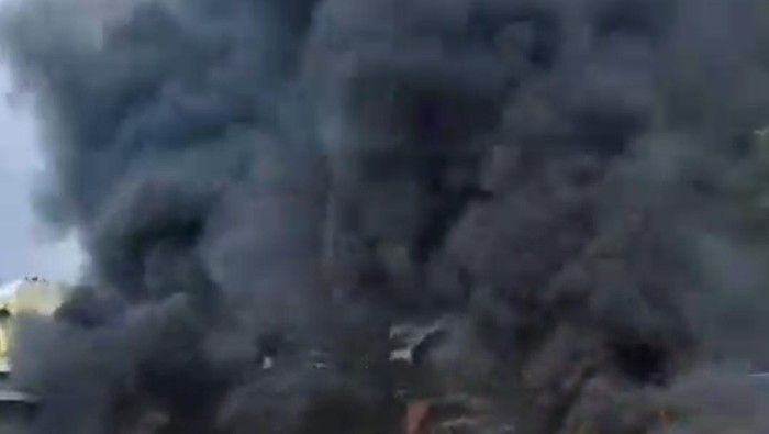 Truk Terbakar di Kalideres, Asap Hitam Membubung