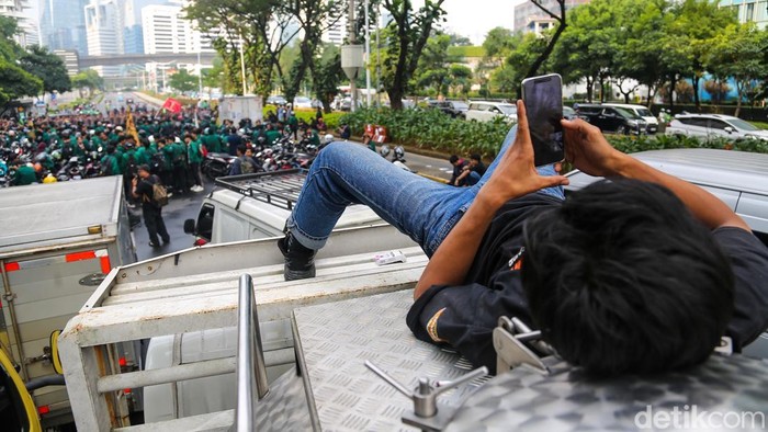 Terdampak Aksi Mahasiswa, Sopir Mobil Box Rehat di Tengah Penutupan ...
