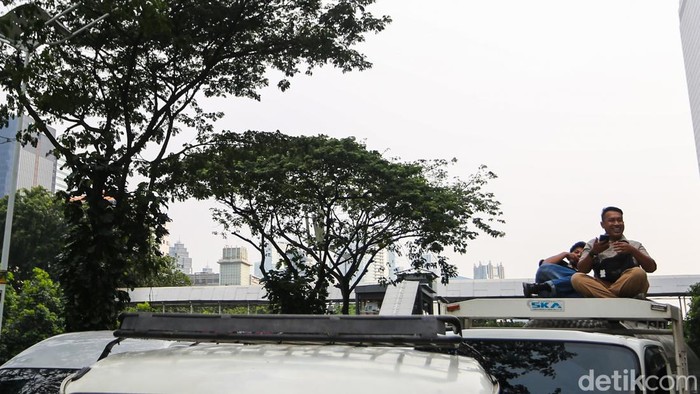 Terdampak Aksi Mahasiswa, Sopir Mobil Box Rehat di Tengah Penutupan ...