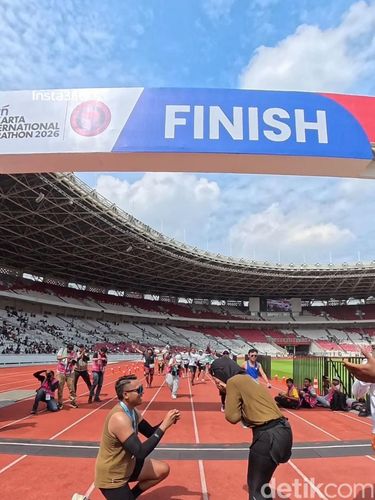 Romantis! Viral Wanita Dilamar Pacar Usai Finish Marathon 42K Jakim 2026