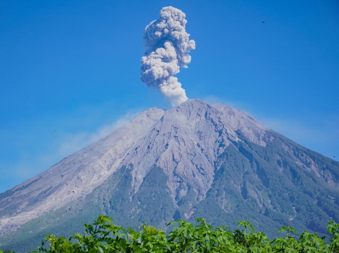 Gunung Semeru Catat Aktivitas Vulkanik Tertinggi di Indonesia
