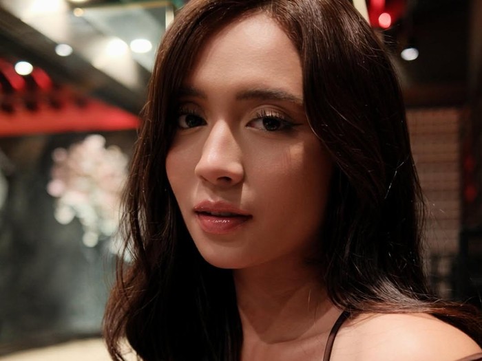 Pesona Asha Assuncao Anggun dalam Balutan Kamisol Renda