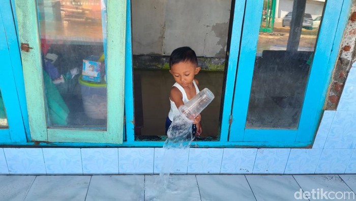 Kawasan Pesisir Sidoarjo Terendam Banjir Rob