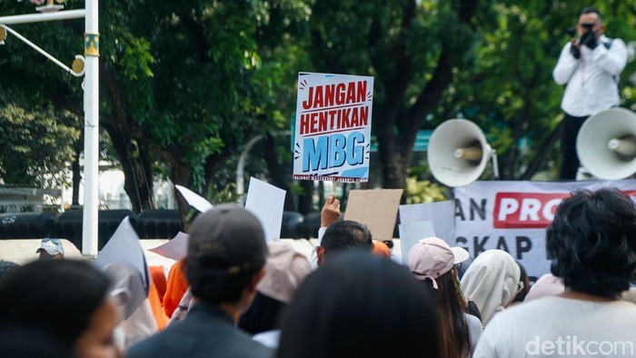 Aksi di Patung Kuda, Massa Minta Program MBG Tetap Berjalan