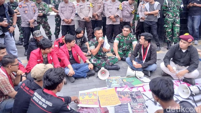 GMNI Demo di Kodim 0201/Medan, Soroti Peran TNI di Sektor Sipil