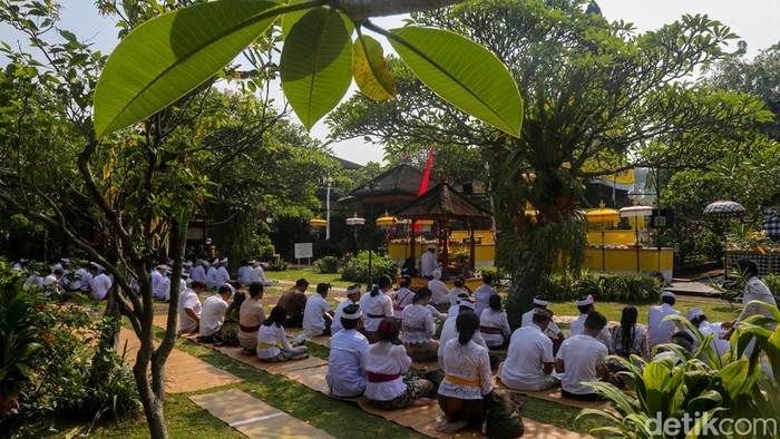 Hari Kemenangan Dharma, Umat Hindu Gelar Ibadah Galungan dengan Penuh ...