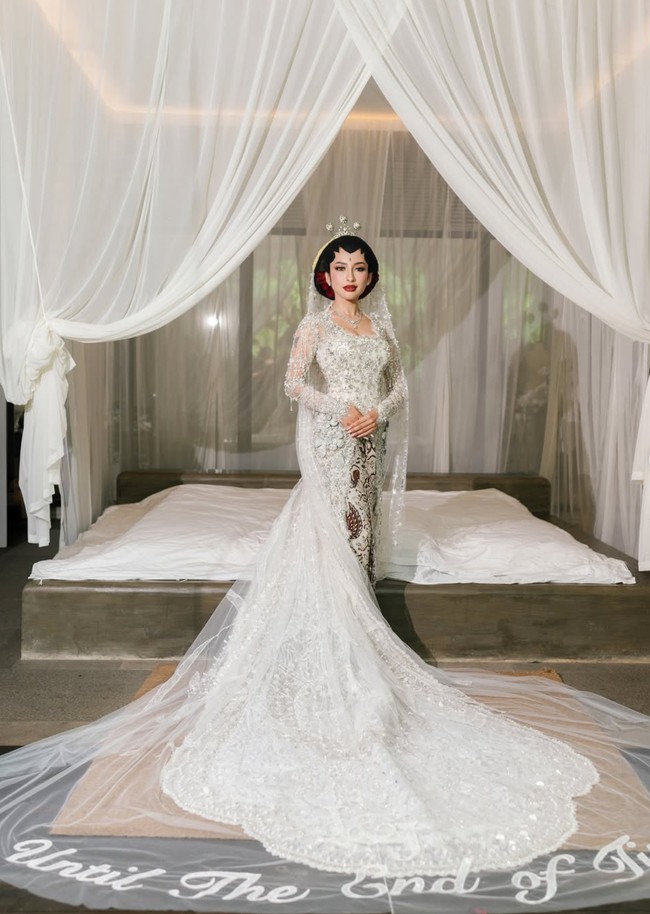 6 Look Elegan Pernikahan Jennifer Coppen & Justin Hubner, Nggak Ada ...