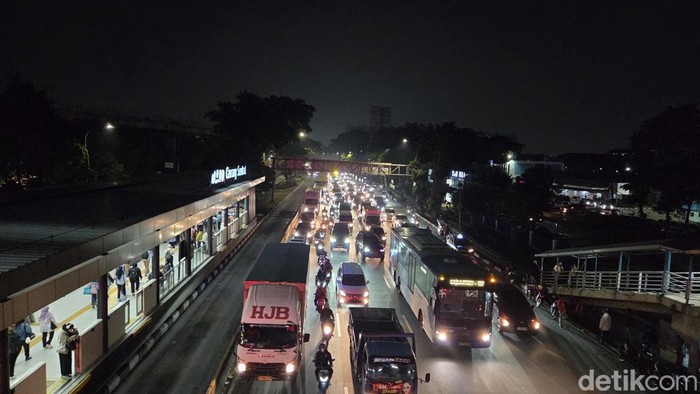 Mahasiswa Demo di Depan Kampus UKI Jaktim Bubar, Lalin Masih Padat