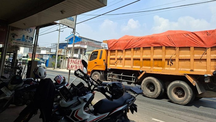 Warga Kramatwatu Serang Keluhkan Truk Pasir Langgar Jam Operasional