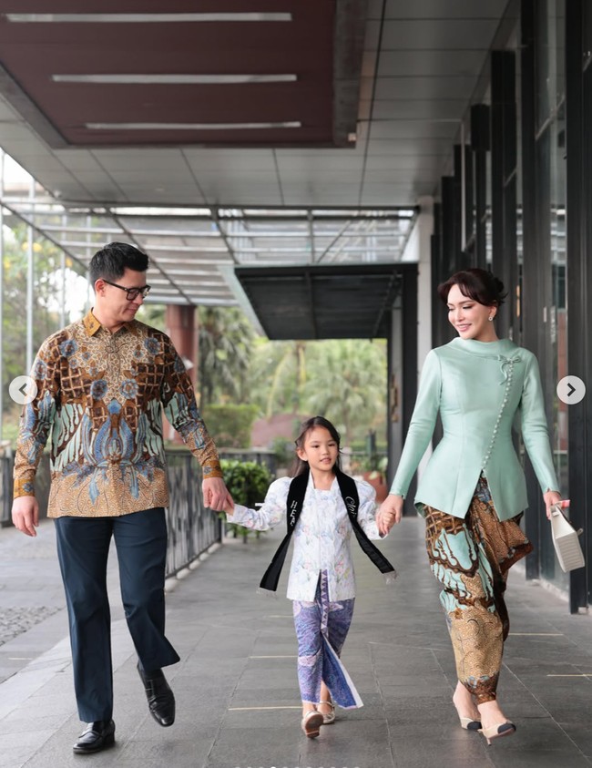 Gaya Shandy Aulia Berkebaya di Kelulusan Anak, Tampil Couple Dengan Eks ...