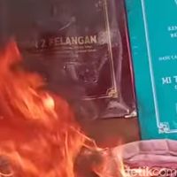 Viral Ayah di Lombok Bakar Ijazah Anak gegara Nikah Masih SMP