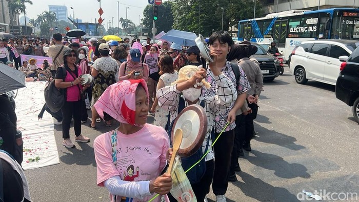 Bawa Panci, Aliansi Perempuan Demo di Kebon Sirih Tuntut Harga BBM Turun