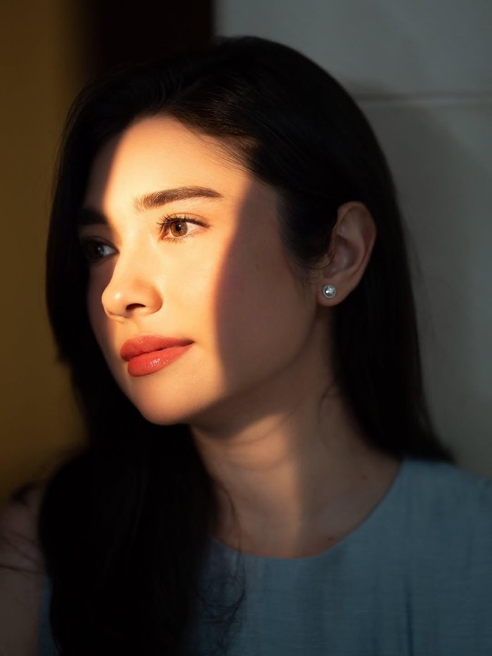 Pesona Amanda Rigby dalam Sorotan Golden Hour