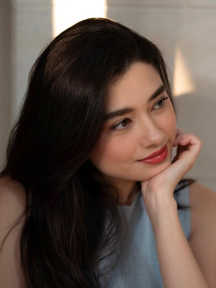 Pesona Amanda Rigby dalam Sorotan Golden Hour
