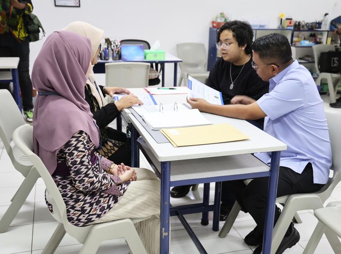 Andra Soni Ajak Para Ayah Ambil Rapor Anak: Simbol Perubahan Budaya Asuh