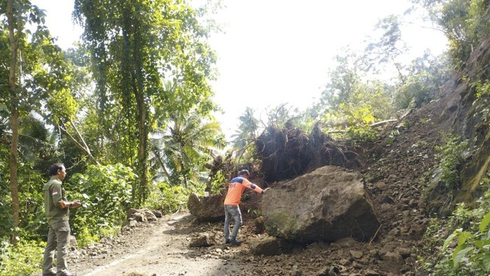 Tebing Setinggi 20 Meter Longsor, Jalan Sinjai Timur-Selatan Terputus