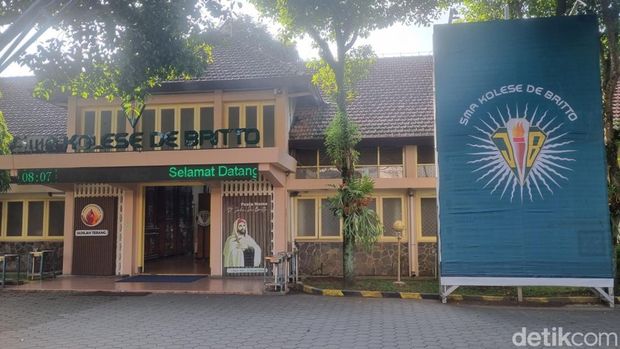 Murid SMA De Britto Bebas Gondrong, Tapi Ketahuan Nyontek Bisa Bablas!