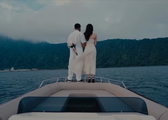 7 Foto Pemain Bola Asnawi Mangkualam Lamar Kekasih, Romantis di Danau Bali