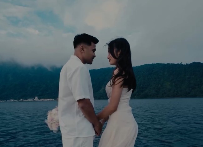 7 Foto Pemain Bola Asnawi Mangkualam Lamar Kekasih, Romantis di Danau Bali