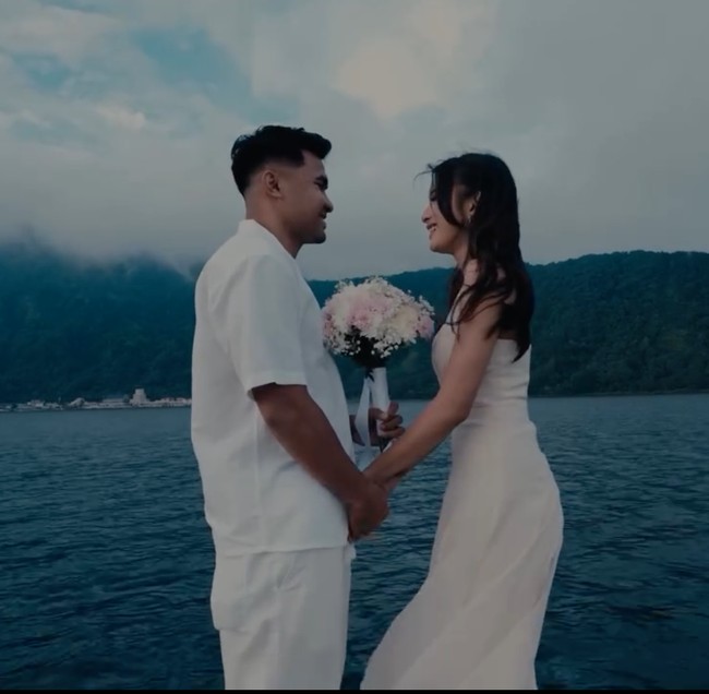 7 Foto Pemain Bola Asnawi Mangkualam Lamar Kekasih, Romantis di Danau Bali