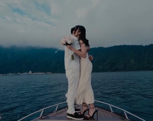 7 Foto Pemain Bola Asnawi Mangkualam Lamar Kekasih, Romantis di Danau Bali