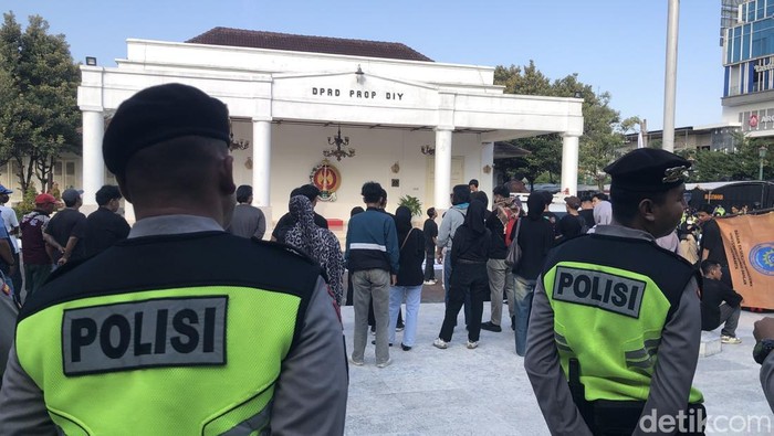 Gelombang Aksi Mahasiswa di Jogja Berlanjut, Kini Geruduk DPRD DIY