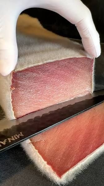 Diselimuti Jamur Tebal, Tuna 'Bulukan' Ini Malah Jadi Sajian Premium