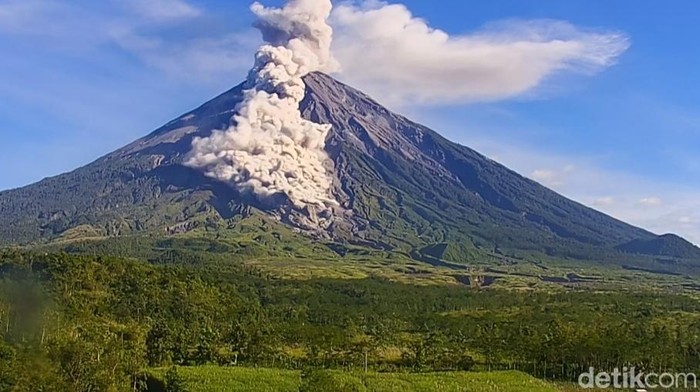 Awas! Semeru Luncurkan Awan Panas Sejauh 4,5 Kilometer