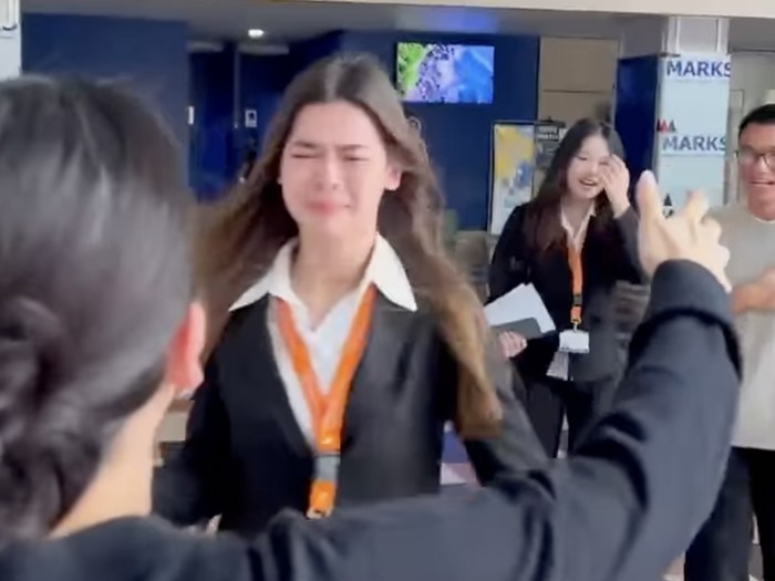 Air Mata Mieke Amalia, Kayra Miendra Lulus Sidang Kuliah