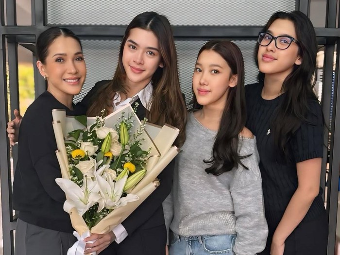 Air Mata Mieke Amalia, Kayra Miendra Lulus Sidang Kuliah