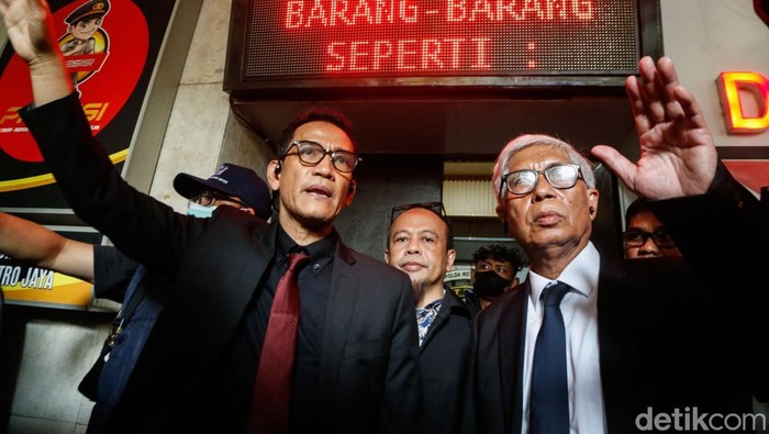 Momen Roy Suryo-dr Tifa Dibawa ke RS Polri untuk Cek Kesehatan