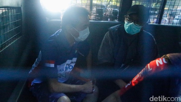 Momen Roy Suryo-dr Tifa Dibawa ke RS Polri untuk Cek Kesehatan