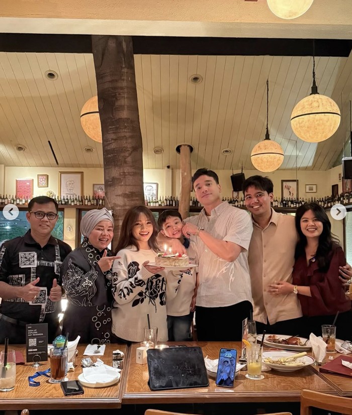 10 Momen Makan Fadly Faisal yang Curi Perhatian, Ada Buaya Panggang!