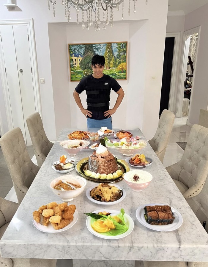 10 Momen Makan Fadly Faisal yang Curi Perhatian, Ada Buaya Panggang!