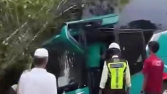 Bus Bintang Zahira Tabrak Mobil di Sorowako Luwu Timur gegara Rem Mendadak