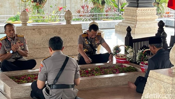 Kapolri Ziarah ke Makam Bung Karno hingga Gus Dur Jelang HUT Bhayangkara