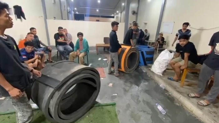 Penampakan Arena Judi Sabung Ayam Dalam Rumah Pengacara di Makassar